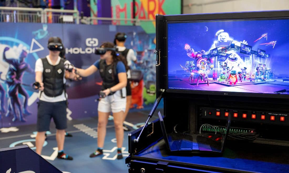 Quantum Park Arena VR jovens com óculos de realidade virtual e ...