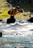 homem no rio - Estrelas & Ouriços